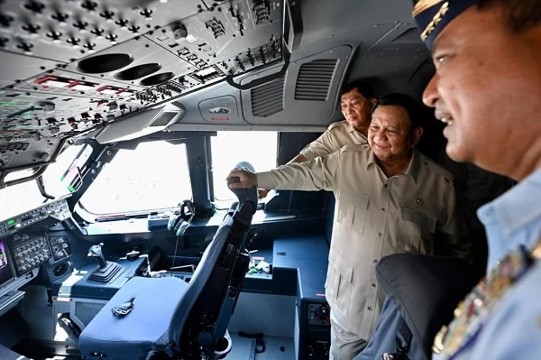 Presiden Prabowo Serahkan Pesawat ️ Angkut A400M ke TNI AU di Halim ...
