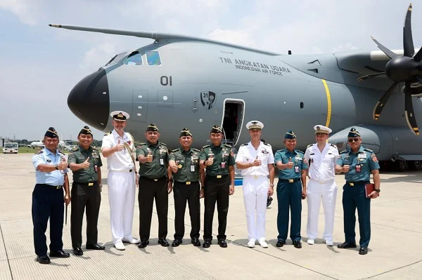 Presiden Prabowo Serahkan Pesawat ️ Angkut A400M ke TNI AU di Halim ...